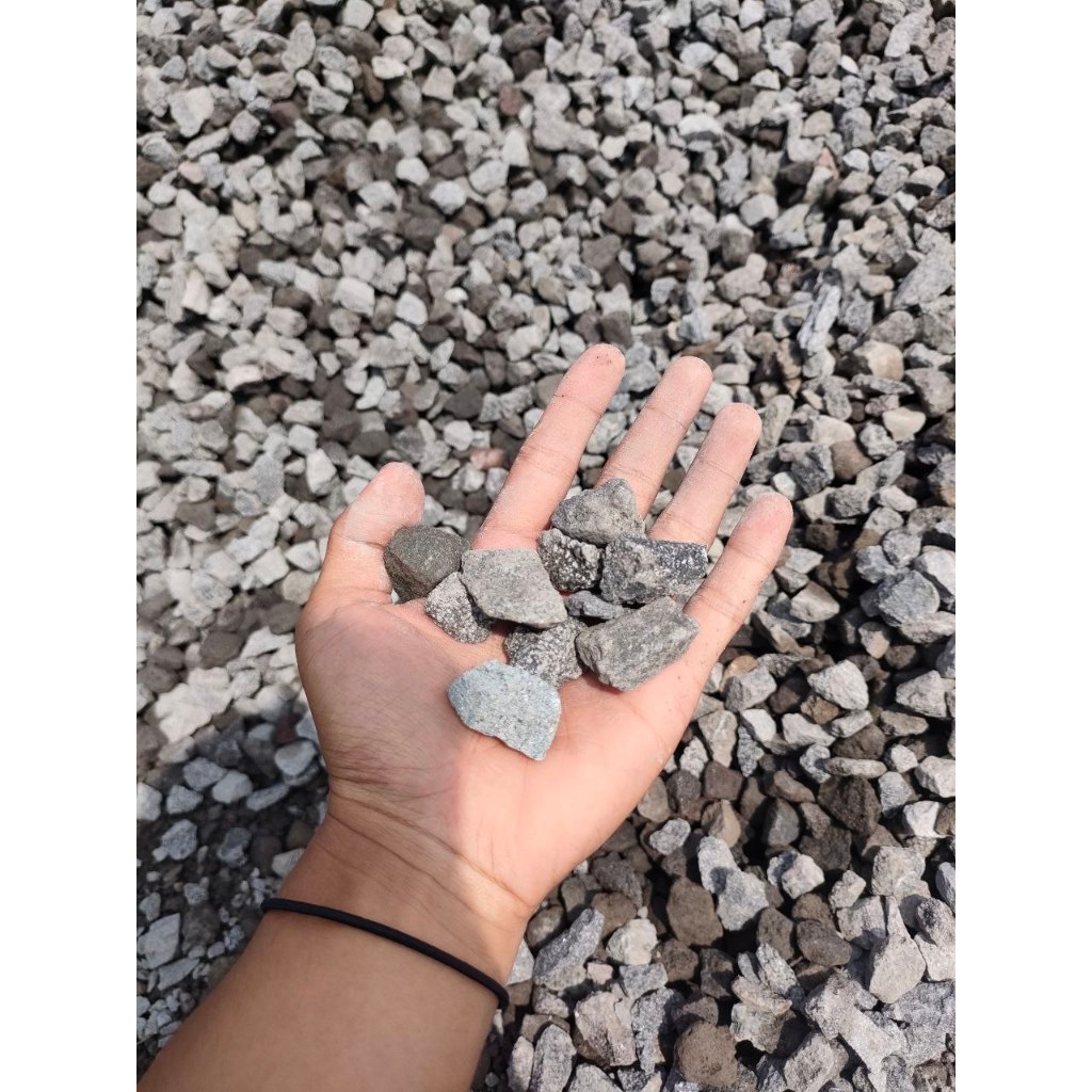 Info Terbaru Harga Batu Belah Split (1 Truk & per M3) | Harga.web.id