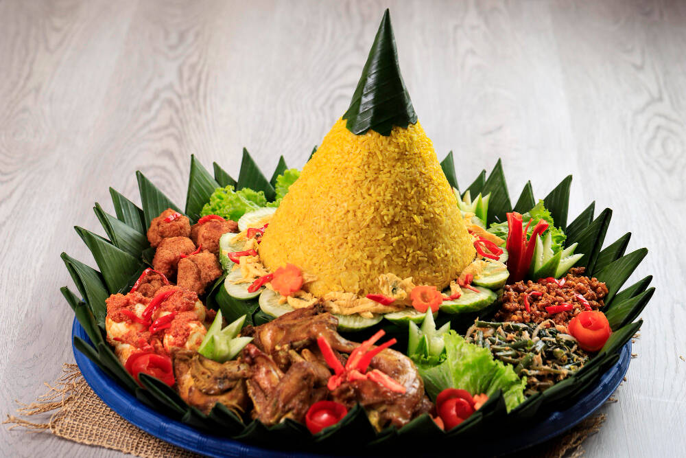 Daftar Harga Tumpeng Nasi Kuning Terbaru di Berbagai Outlet | Harga.web.id